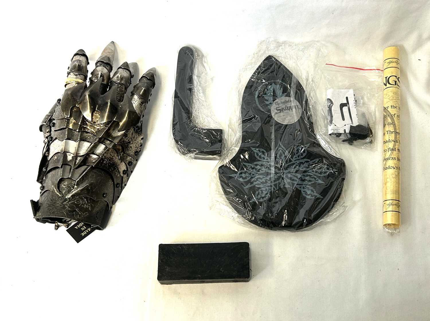 Lot 471 - United Cutlery Lord of the Rings Gauntlet of